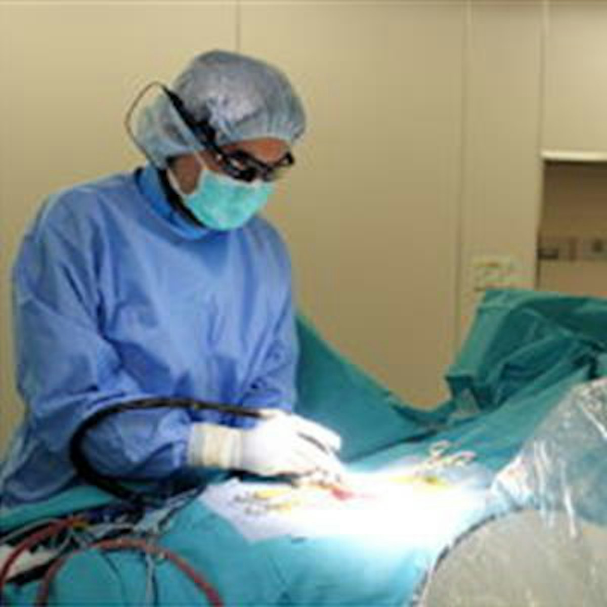 New eyeglass-fluoroscopy device improves spinal surgery | AuntMinnie