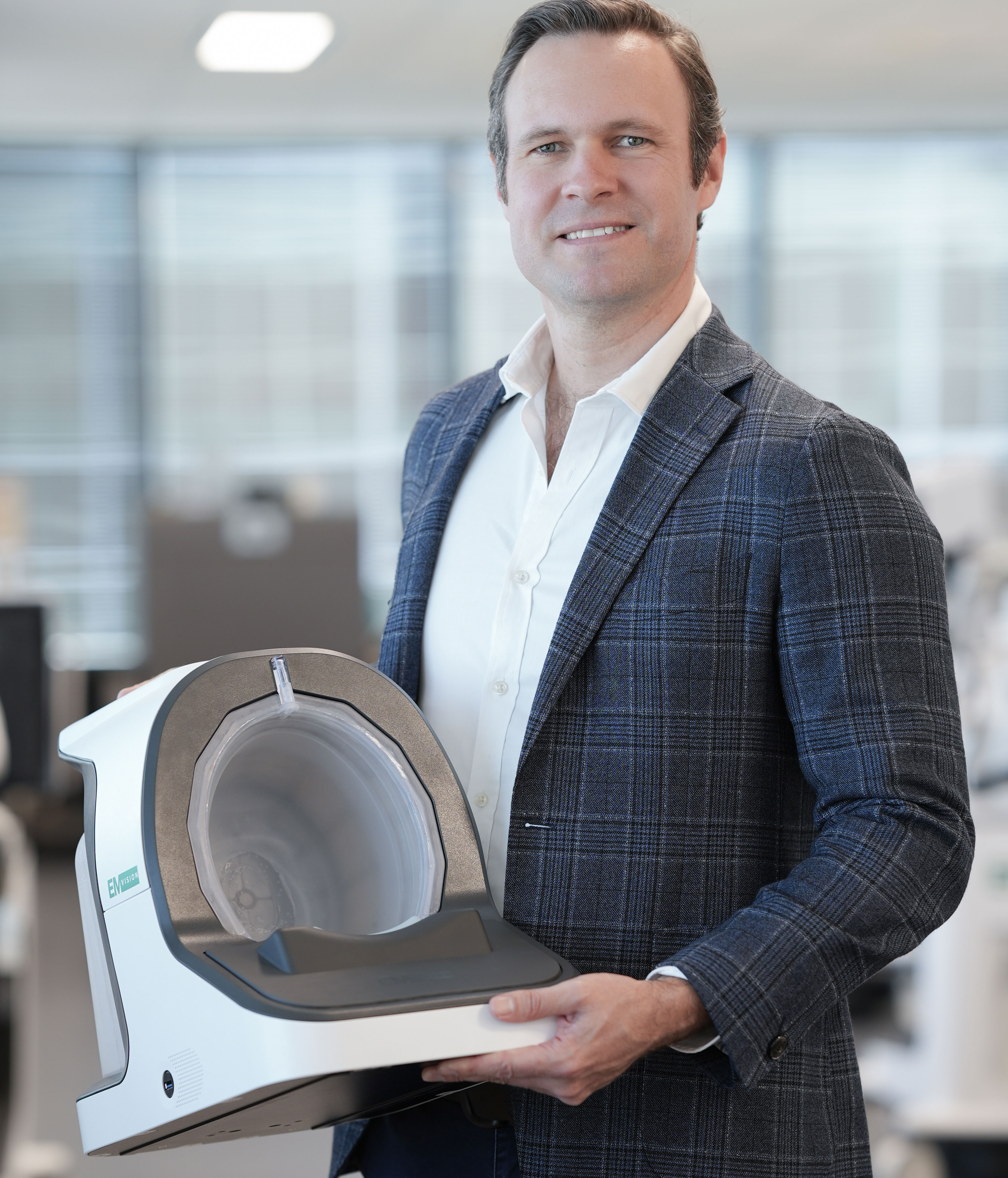 EMVision unveils backpack-sized brain scanner | AuntMinnie